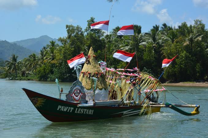 Warga Pesisir Munjungan Trenggalek Gelar Adat Longkangan - Super ...