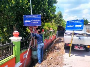Dishub Bojonegoro Pasang Rambu Penunjuk Arah Jalur Alternatif - Super ...