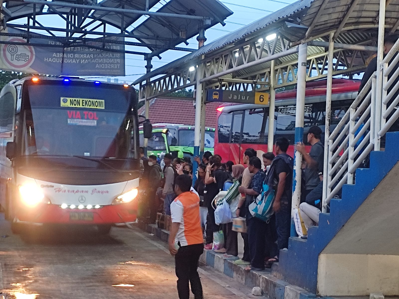 Suasana Mudik di Terminal Purabaya - Super RadioSuper Radio