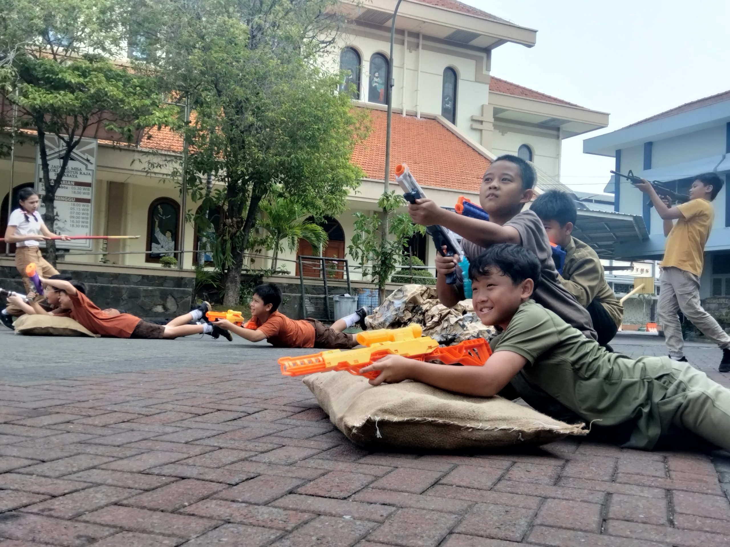 Semangat Juang Arek-Arek Surabaya Membara di SDK Santa Theresia - Super ...