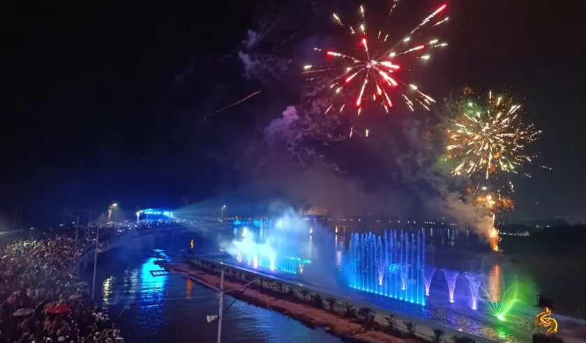 Pesta Kembang Api Meriahkan Malam Tahun Baru di Jembatan Suroboyo - Super RadioSuper Radio